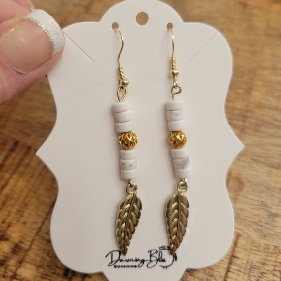 Tineka Dawn | Jewelry | Oversized White And Gold Beaded Shell And Leaf ...